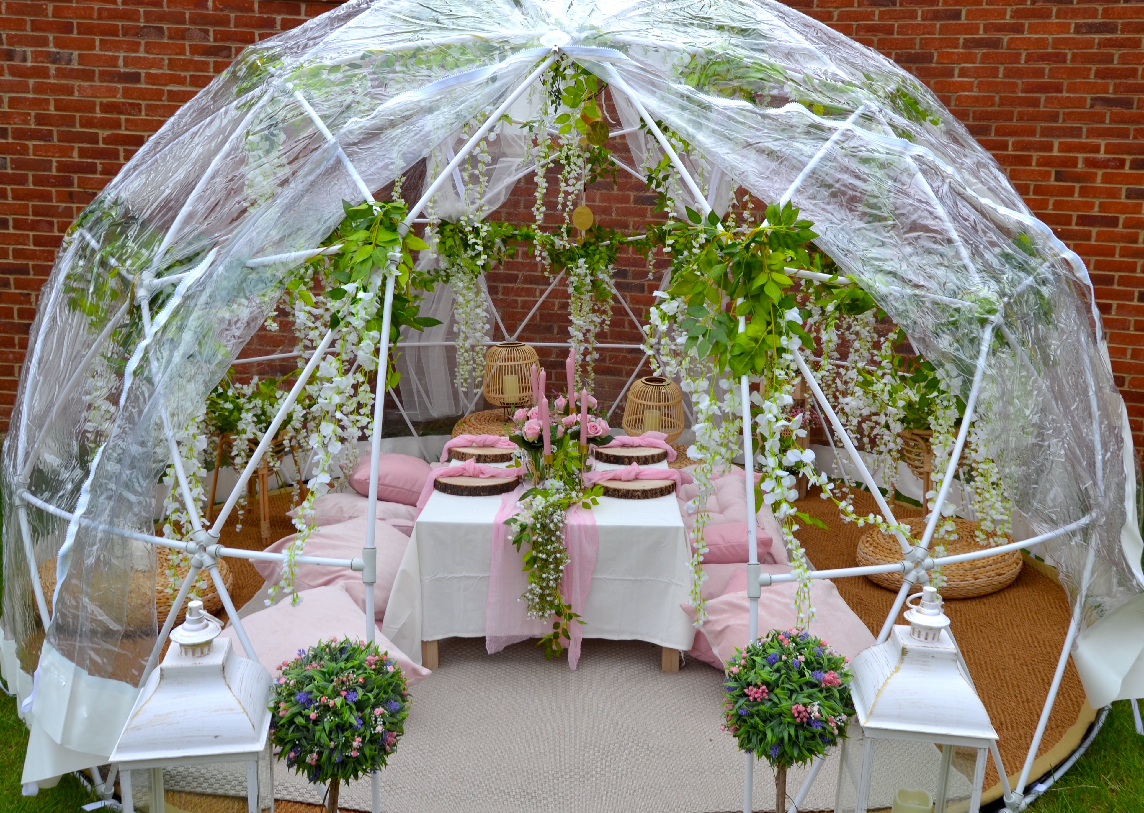 Igloo Hire in the UK | Igloo Dome for Your Party | Instant Quote, Availability, Rental Cost