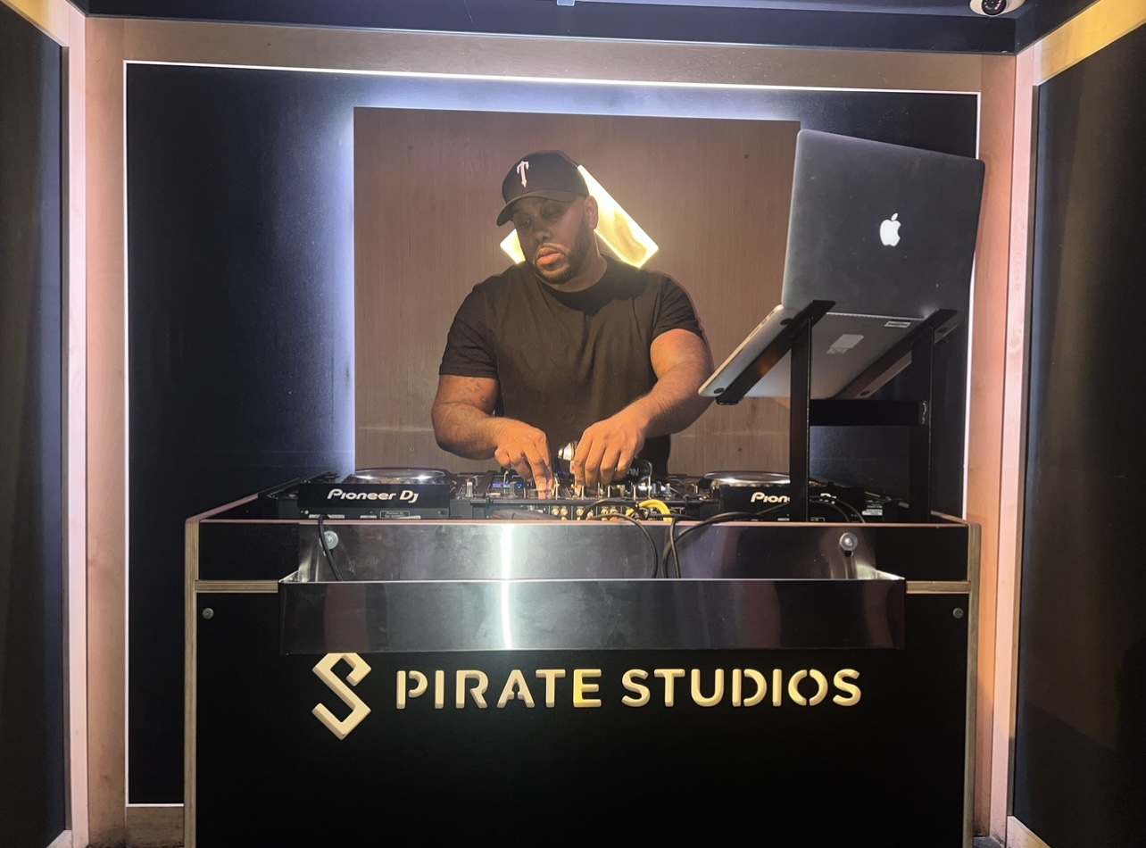 Hire DJ in London, Instant Prices & Availability